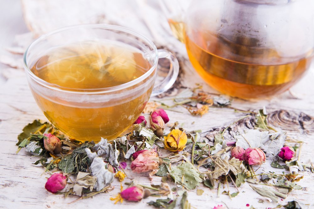 Tisana al tarassaco: proprietà, utilizzi e quando prenderla | DireDonna