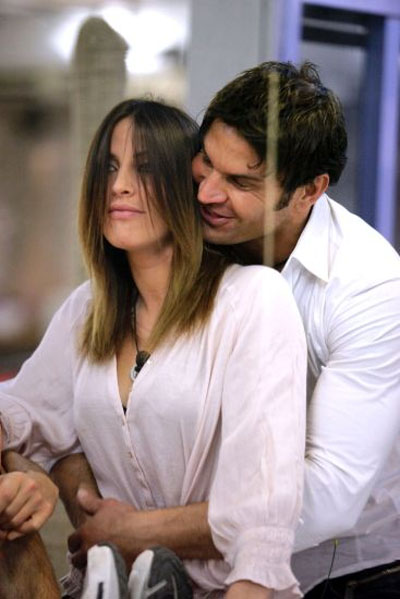 GF11: coccole tra Raoul Tulli e Guendalina Tavassi | DireDonna
